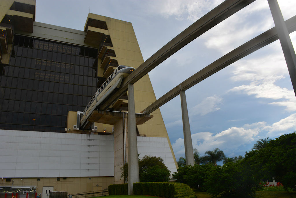 SATURDAY SIX: Six Reasons We Love Disney’s Contemporary Resort ...