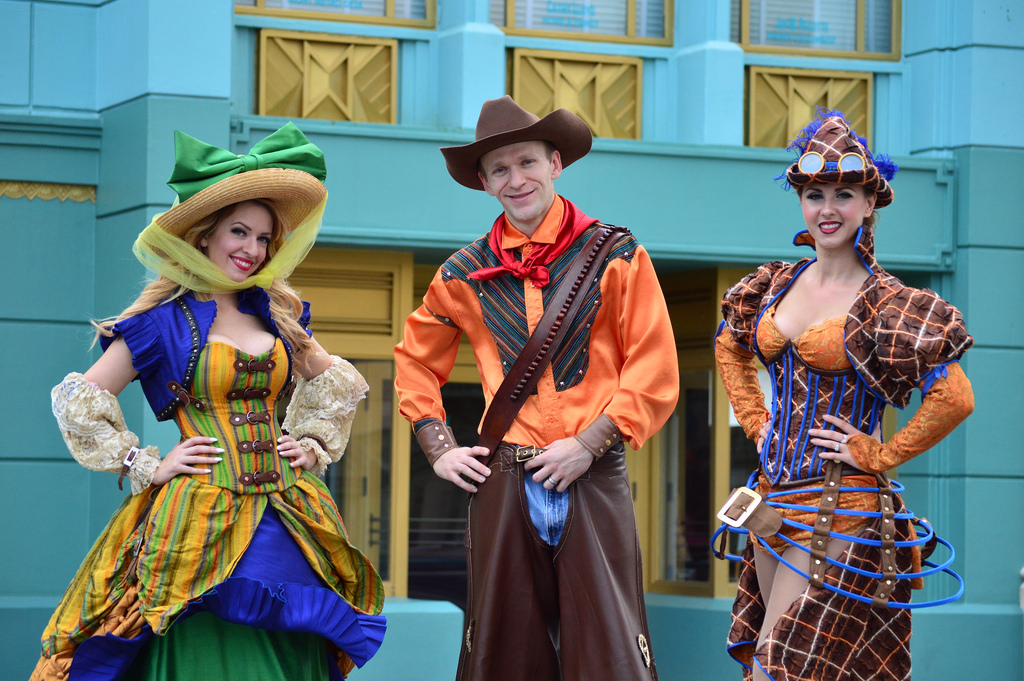 SATURDAY SIX: Six Reasons We Love Universal’s Mardi Gras Celebration ...