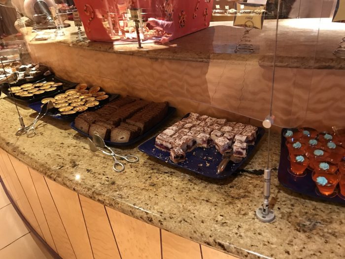 Review of Breakfast at Goofy’s Kitchen in Disneyland Hotel ...
