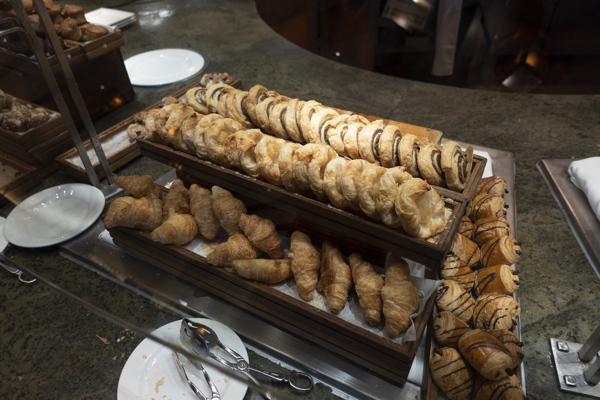 Storytellers Cafe Mickey’s Tales of Adventure Breakfast Buffet Review ...