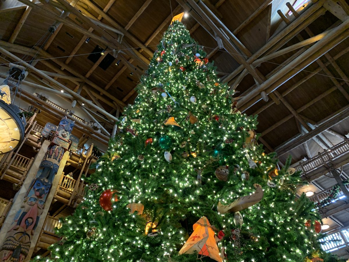 PHOTOS: The Wilderness Lodge Christmas Tree is Up | TouringPlans.com Blog