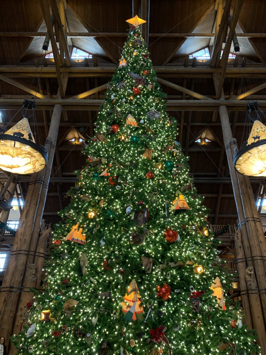 PHOTOS: The Wilderness Lodge Christmas Tree is Up | TouringPlans.com Blog