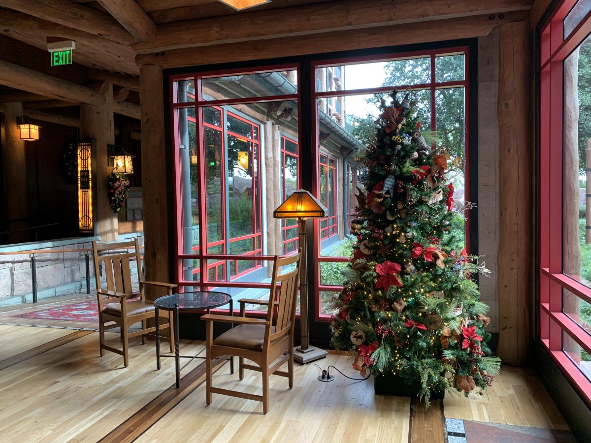 PHOTOS: The Wilderness Lodge Christmas Tree is Up | TouringPlans.com Blog