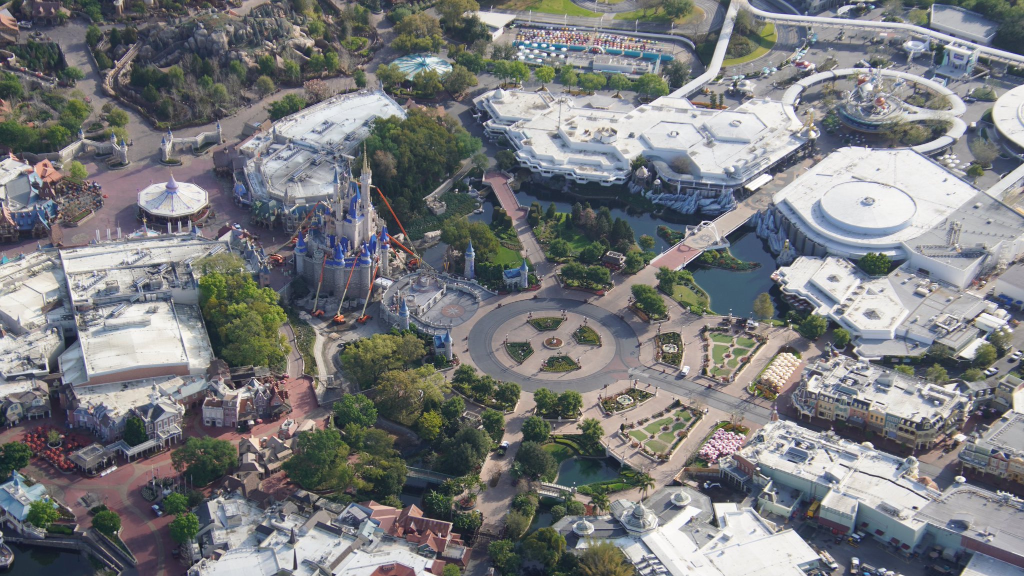 The SATURDAY SIX Looks at the EMPTY THEME PARKS at Universal and Walt ...