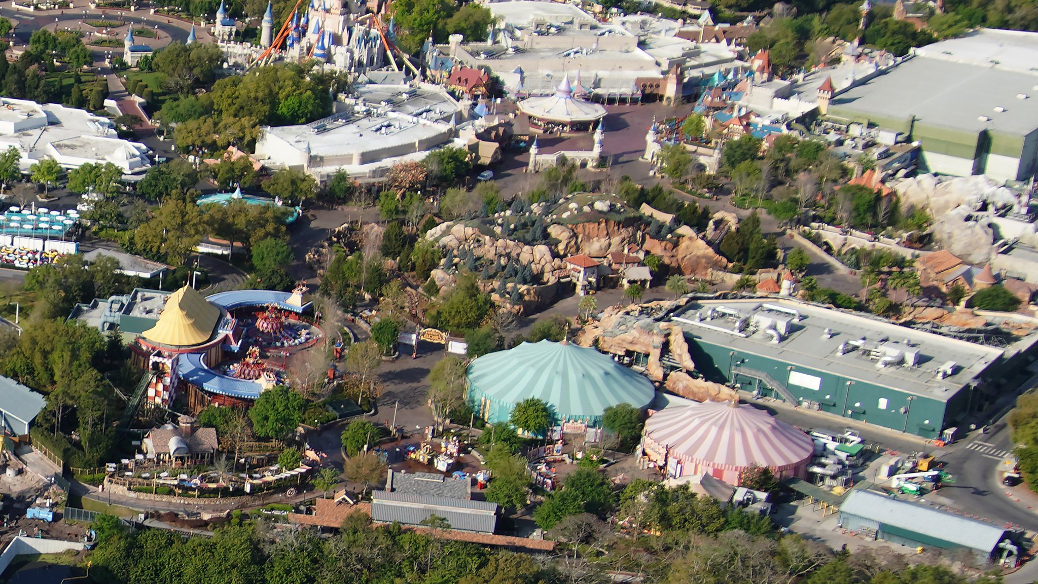 The SATURDAY SIX Looks at the EMPTY THEME PARKS at Universal and Walt ...