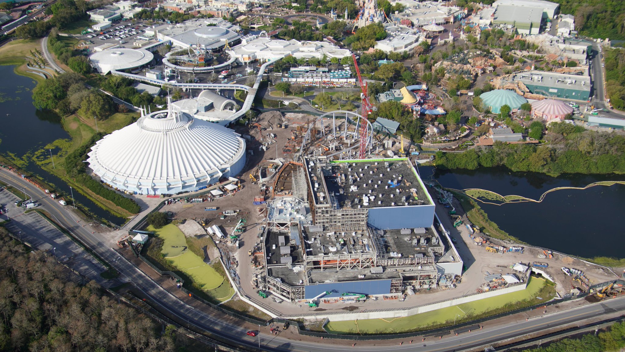 The SATURDAY SIX Looks at the EMPTY THEME PARKS at Universal and Walt ...