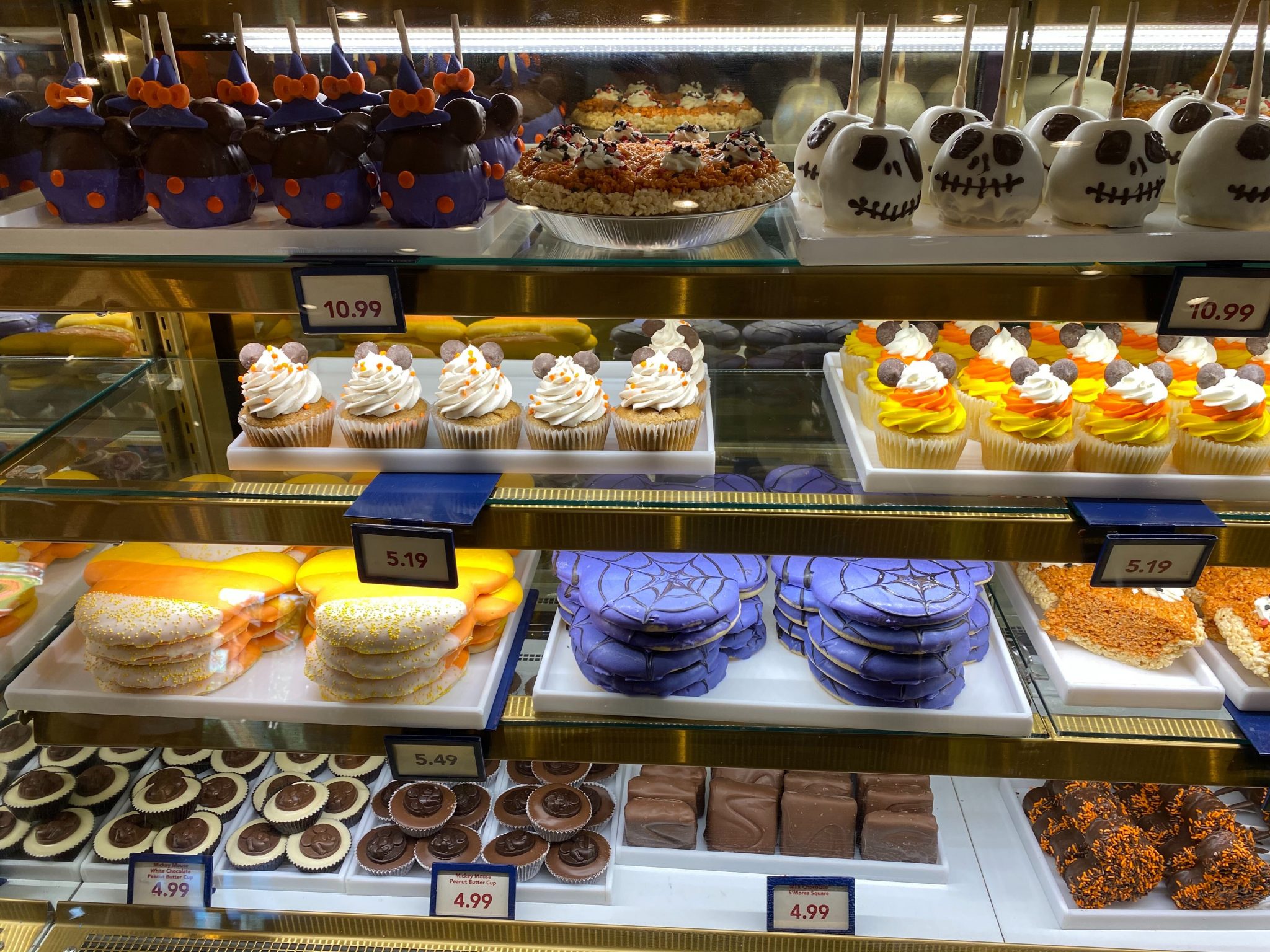 Just How Big Are Disney’s Caramel Apples? | TouringPlans.com Blog