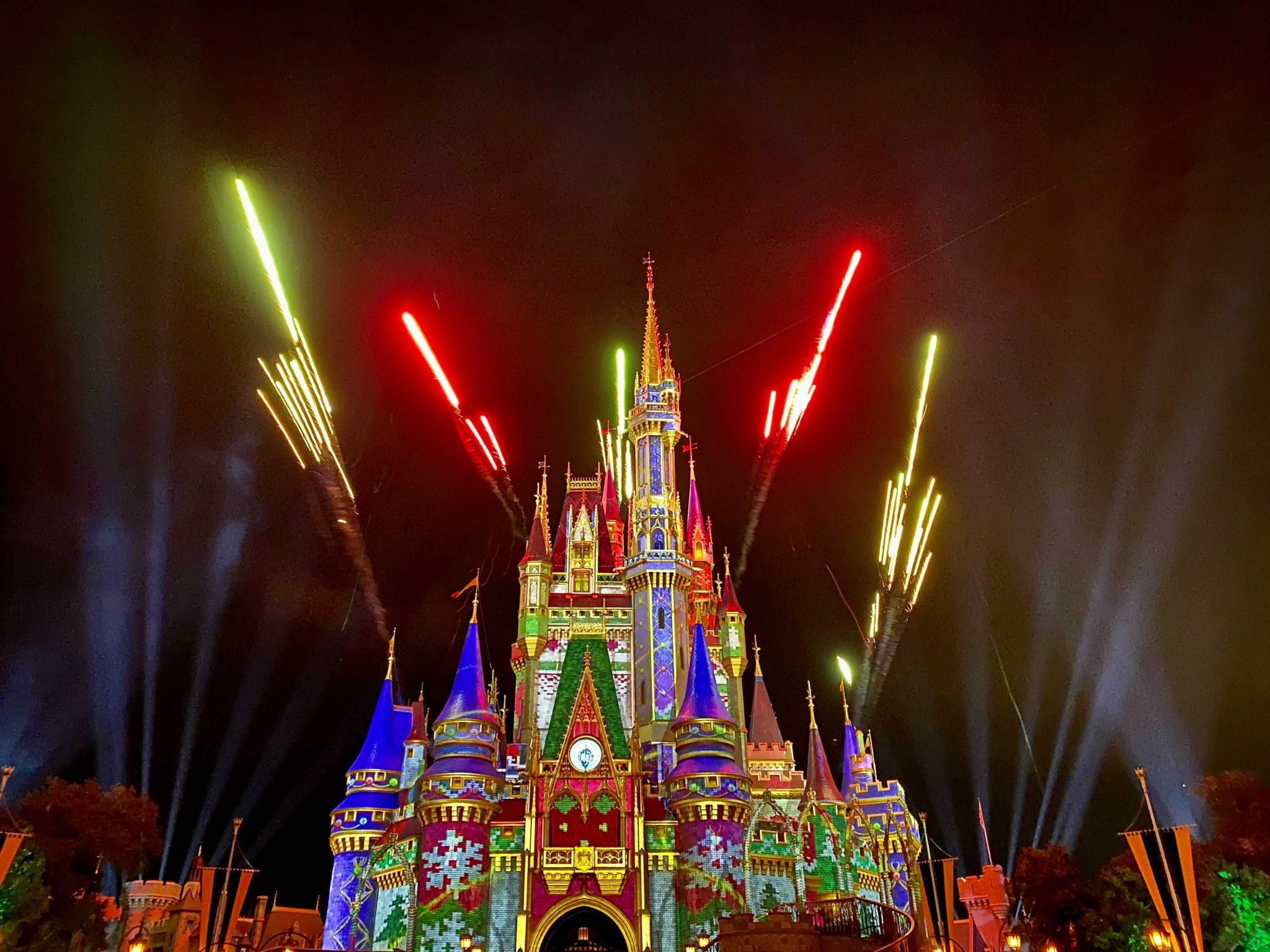 Magic Kingdom Castle Holiday Projections Are Simply Dreamy ...