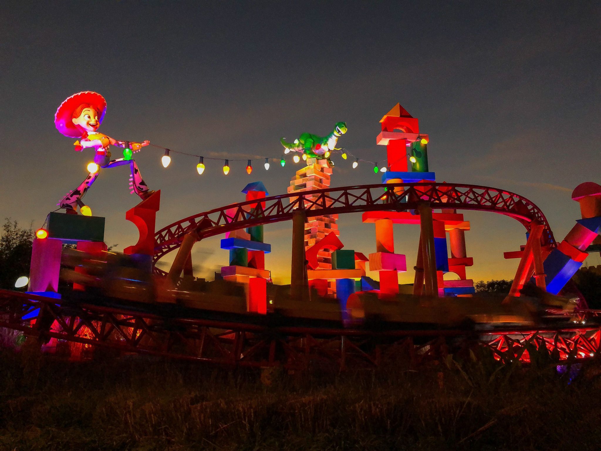 Beautiful Sunset Views of Disney’s Hollywood Studios and the Skyliner ...