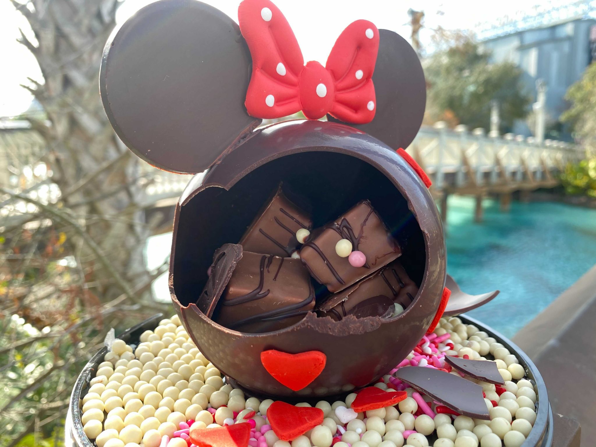 The Sweetheart Minnie Mouse Chocolate Piñata Has Returned for Valentine ...