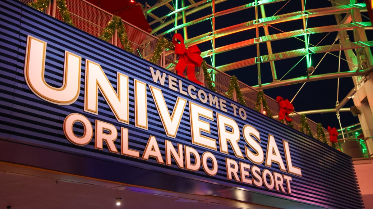 The SATURDAY SIX Looks at CHRISTMAS in the Universal Orlando Parks ...