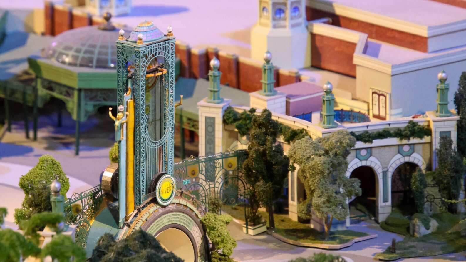 The SATURDAY SIX Checks Out the EPIC UNIVERSE Preview Center (Model ...