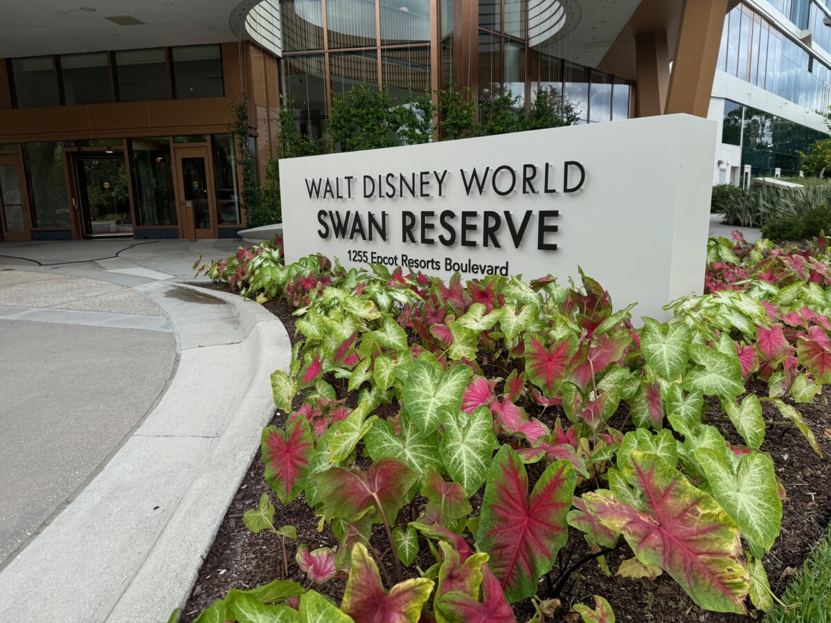 The SATURDAY SIX checks into the WALT DISNEY WORLD SWAN RESERVE ...